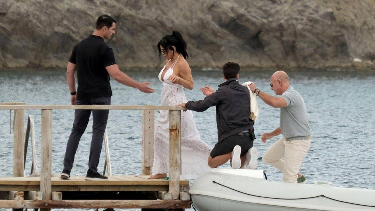 Jeff Bezos and Lauren Sanchez Engaged, Lauren Sanchez Engagement Ring ...